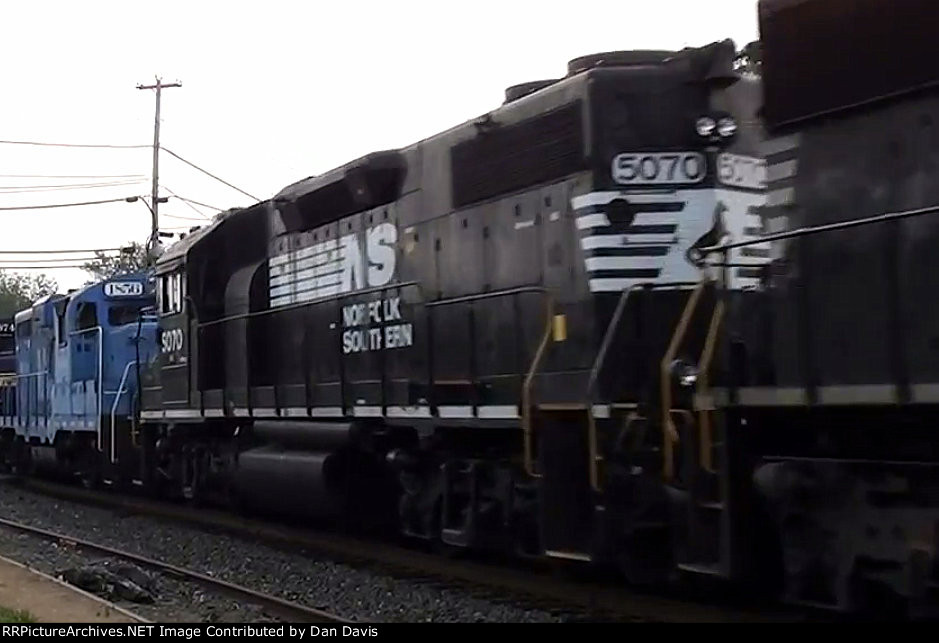 NS GP38-2 5070 on 33A